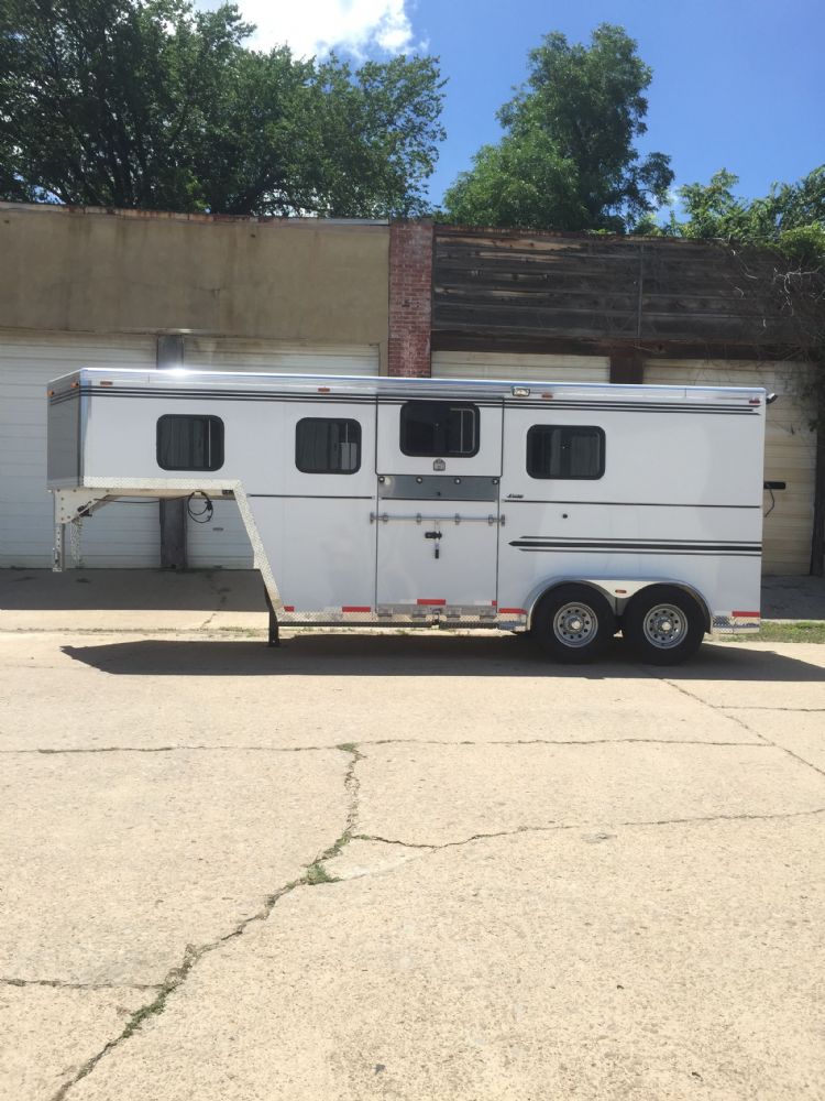 Reverse Slant Load Trailers | Turnbow Custom Luxury Horse Trailers Oklahoma